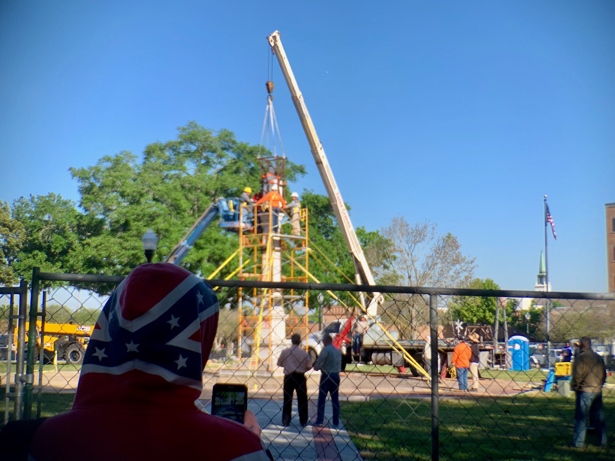 2019-03-22 Statue Move - LkldNow