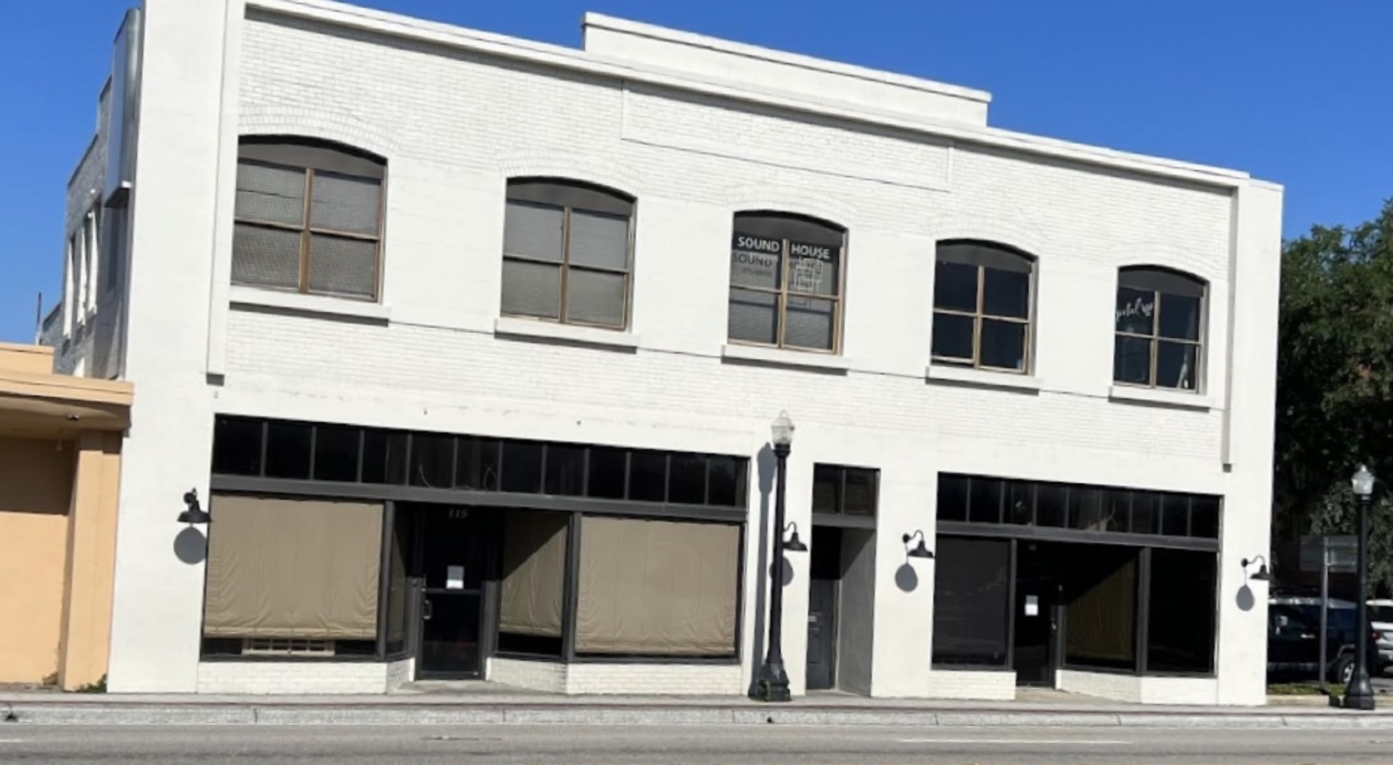 Painted Building wonky 2 - LkldNow