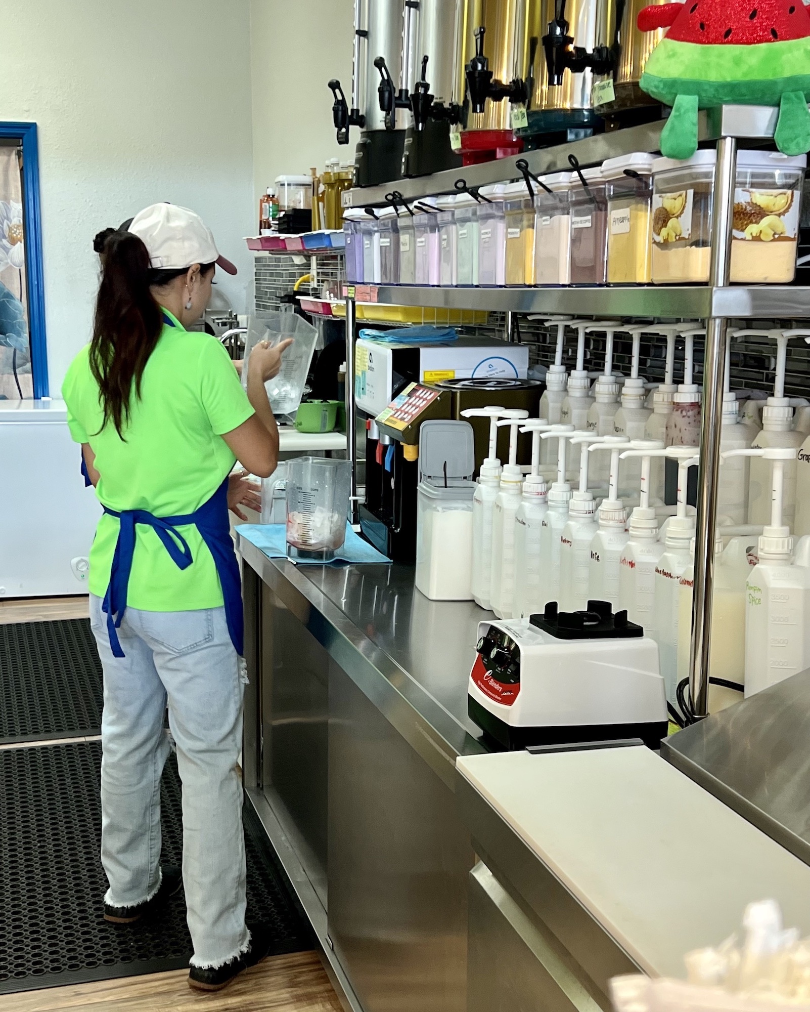 Hana Tea House, Halina making drink - LkldNow